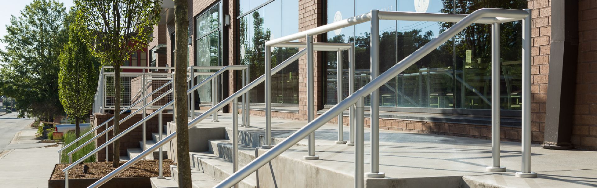 ᑕ ᑐ 5 Commercial Railing Options to Consider